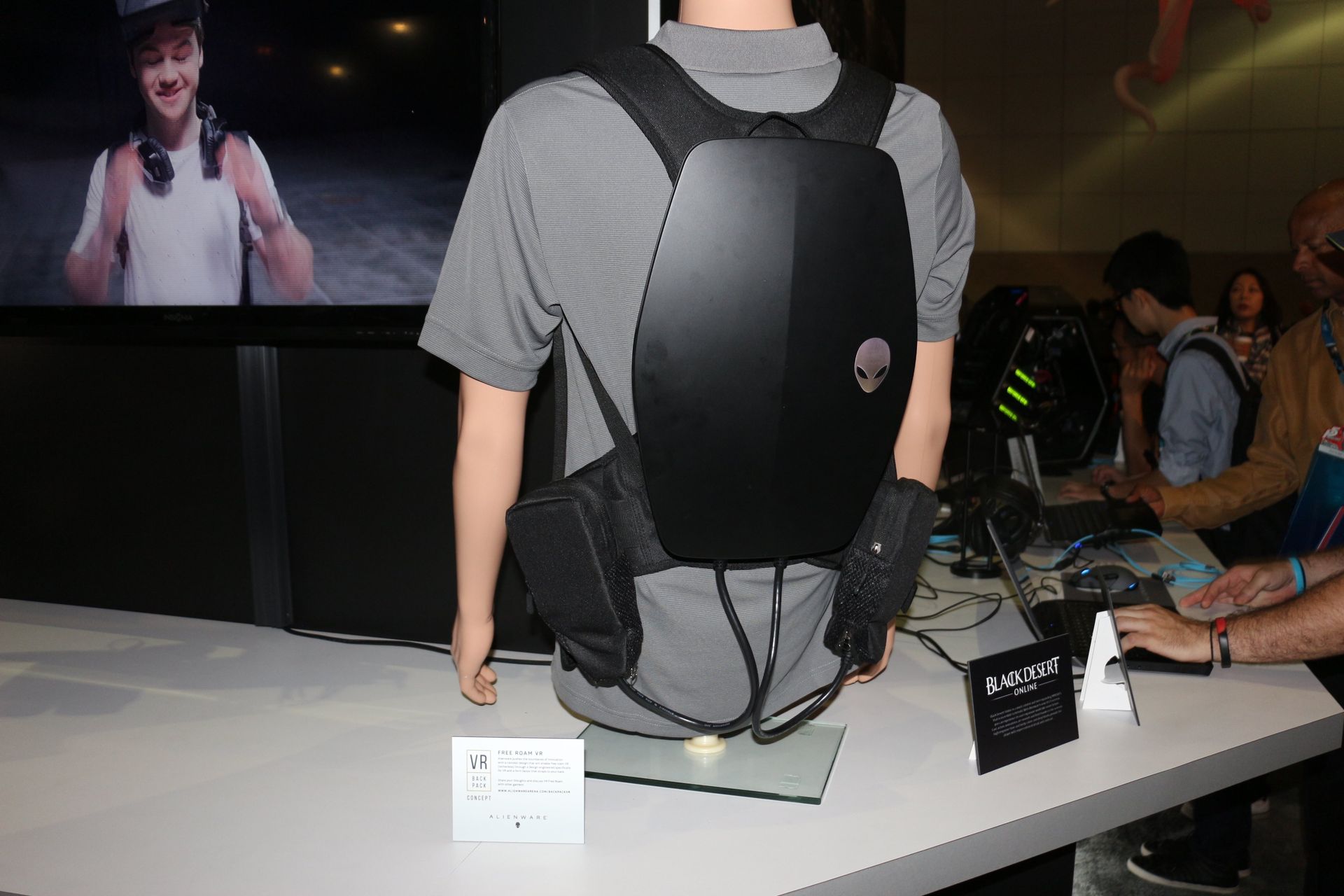 ALIENWARE、PCで“フリーロームVR”を実現する背負えるゲーミングPC「VR Backpack」を参考出展 - GAME Watch