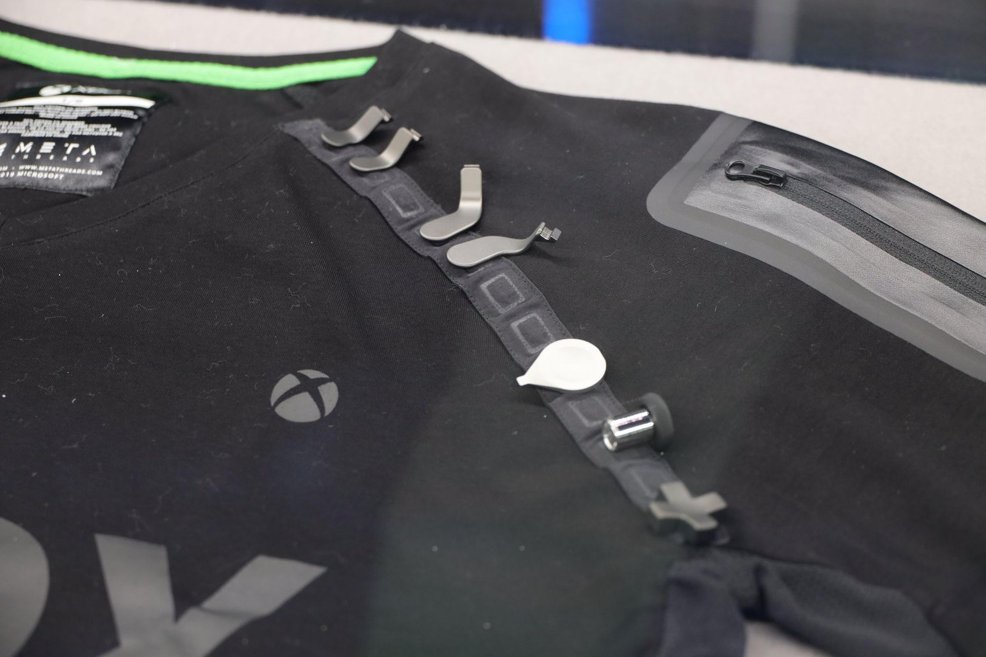 オプションパーツを体に装着！ エリコンに最適化された多機能ゲーミングジャージ「Xbox Elite Jersey」が登場 - GAME Watch