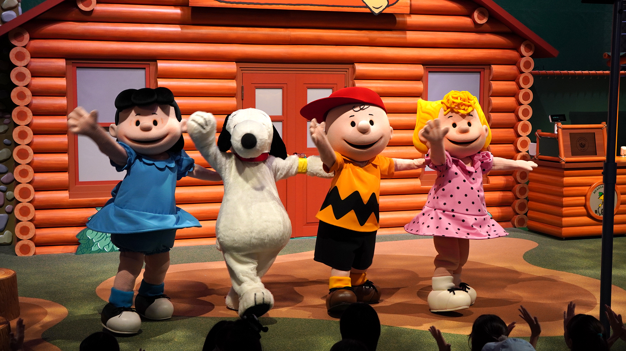 USJ、ワンダーランド内に「スヌーピー・スタジオ」が登場。オープン前の内部を取材 - GAME Watch