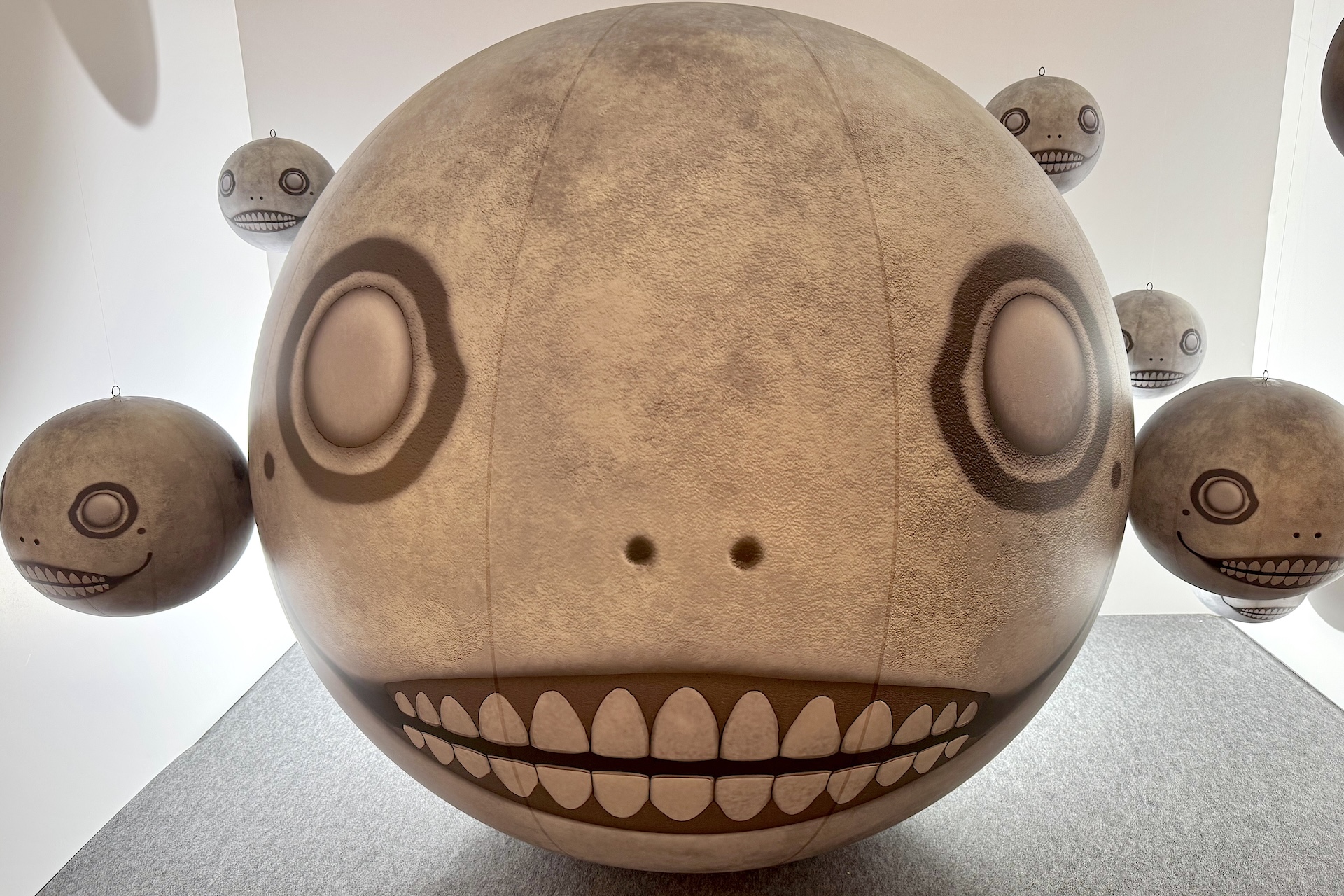 「ニーア」シリーズ展覧会「NieR 15th Anniversary EXHIBITION 消セナイ記録」内覧会レポート - GAME Watch